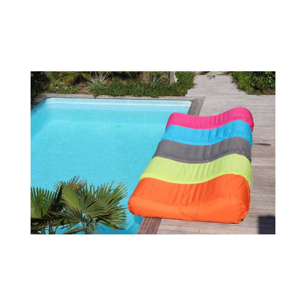 Chaise longue piscine gris foncé, un grand pouf flottant très confortable